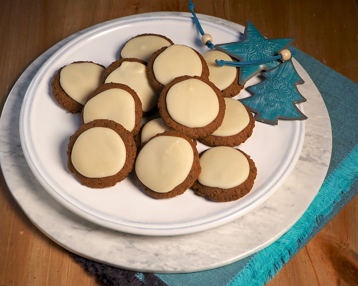Gingerbread Cookies with White Chocolate Icing | Paleo | Gluten-free ...